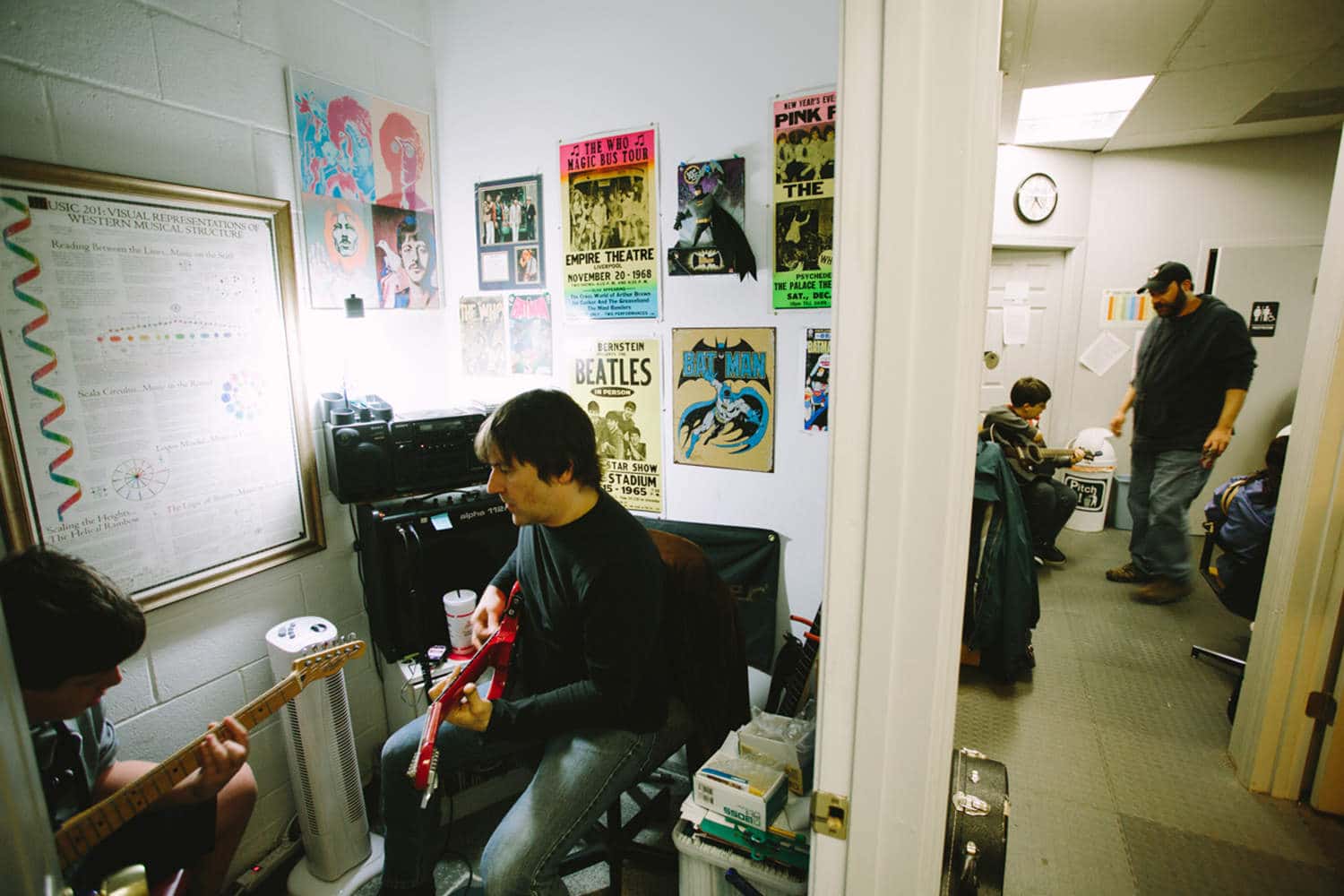 Strumming up a community: HARRY'S GUITAR SHOP - WALTER Magazine